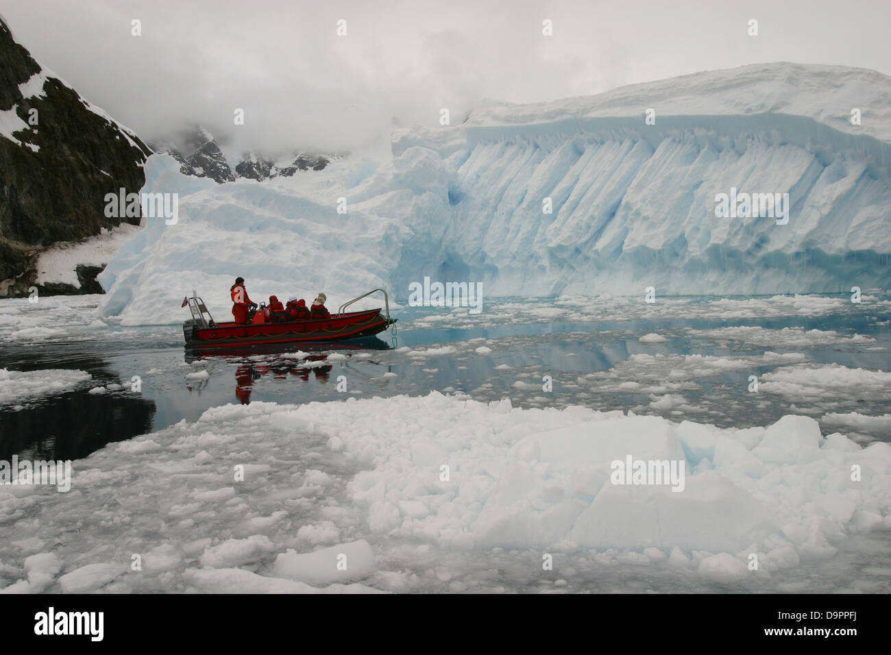 Ms nordnorge passagiere erkunden paradies bucht in polar cirkel boote ...