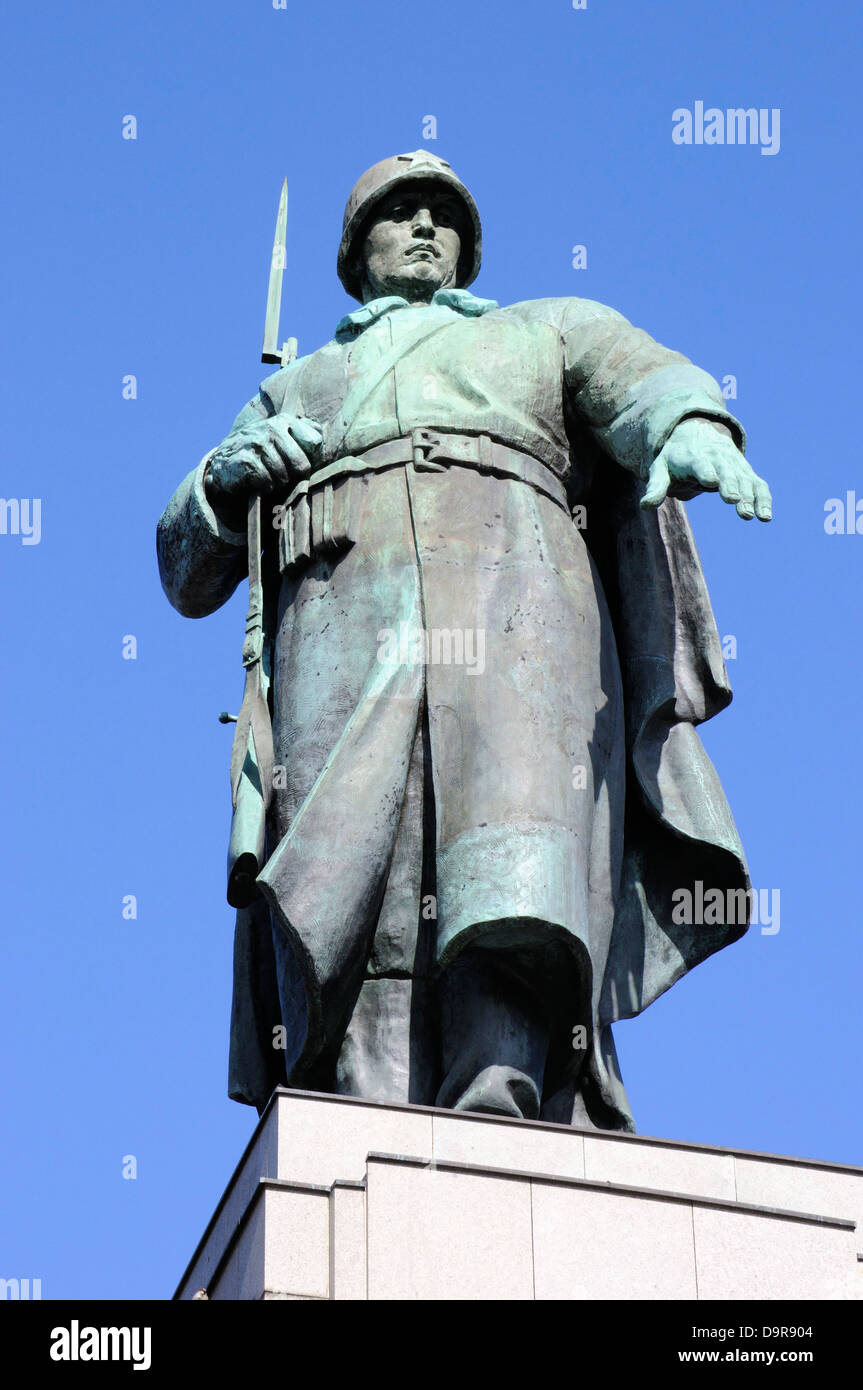 Russischer Soldat auf das Sowjetische Ehrenmal im Tiergarten, Berlin ...