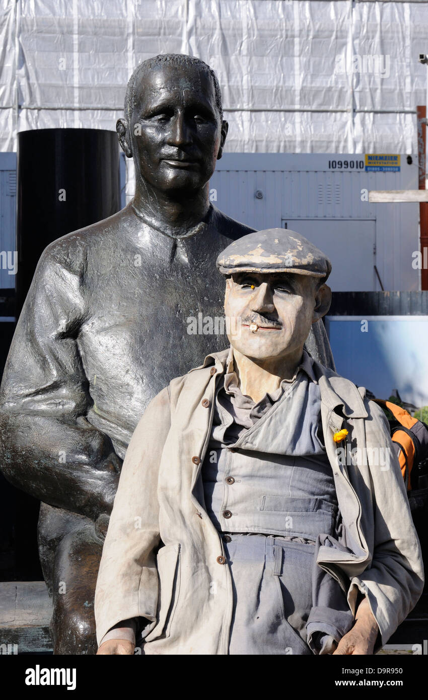 Bertolt brecht statue -Fotos und -Bildmaterial in hoher Auflösung – Alamy