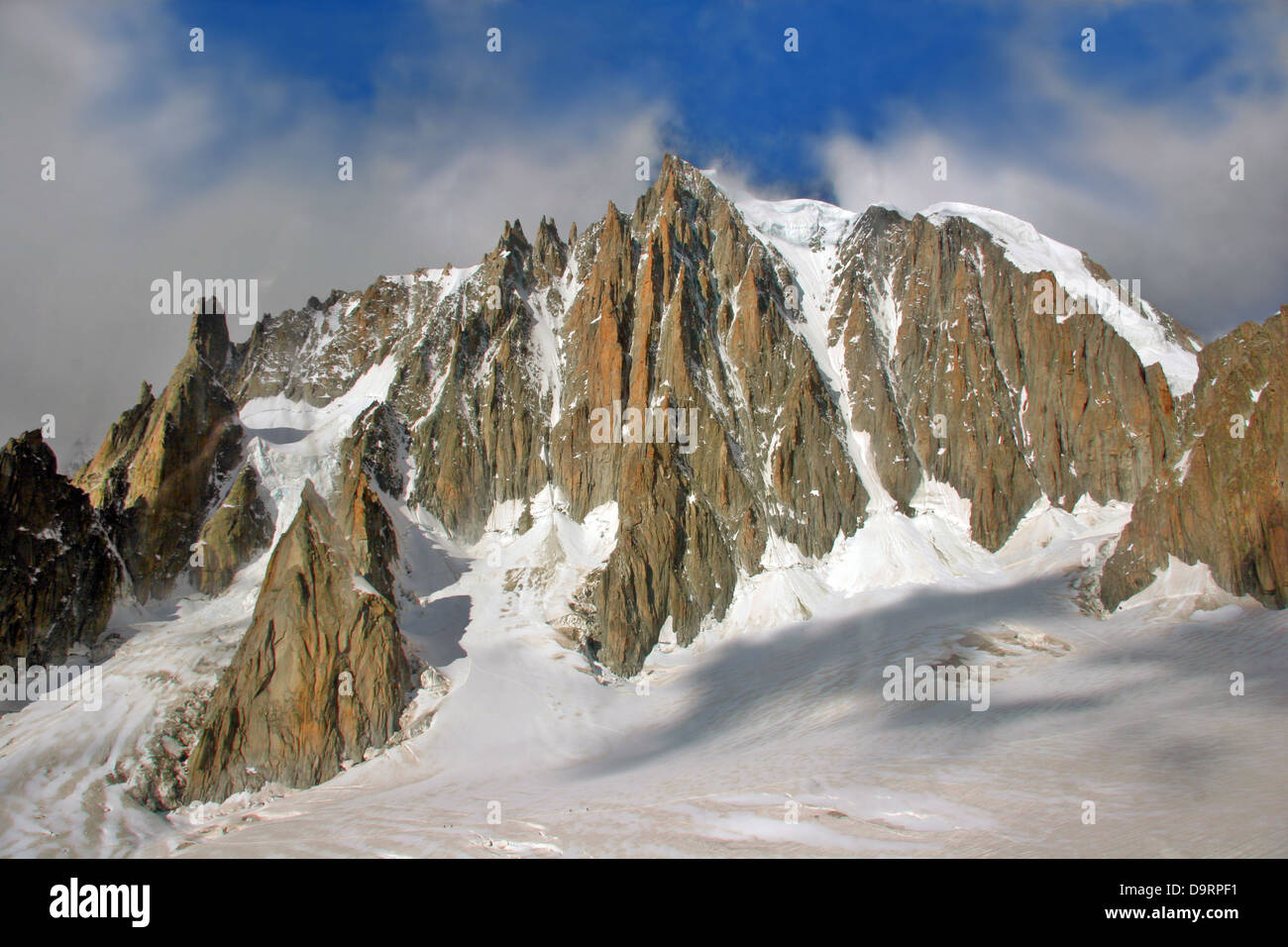 Mont Blanc du Tacul ist der vergletscherten Gipfel, der Blick von der Bergstation der Seilbahn ...