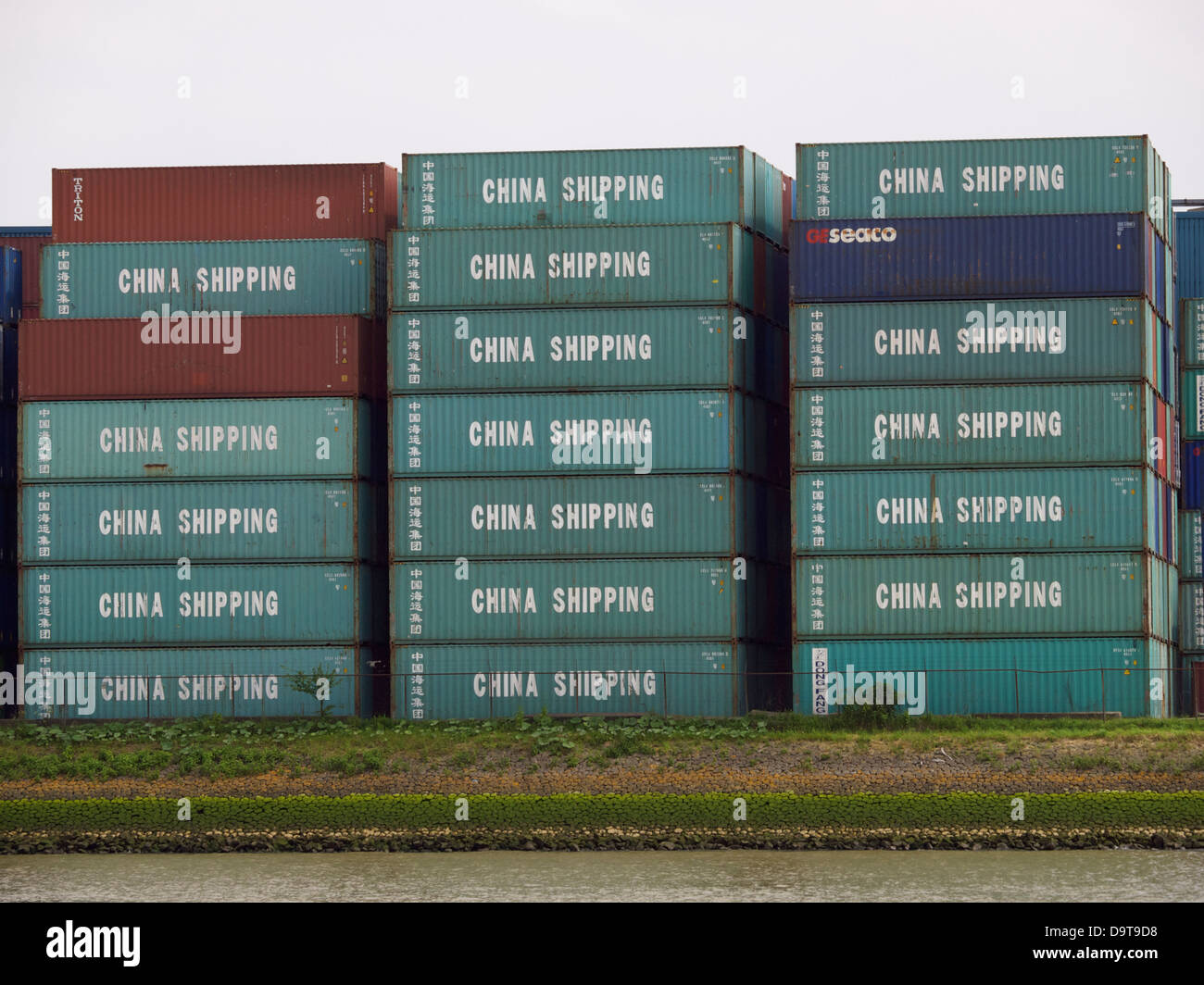 Stacks of shipping containers -Fotos und -Bildmaterial in hoher ...