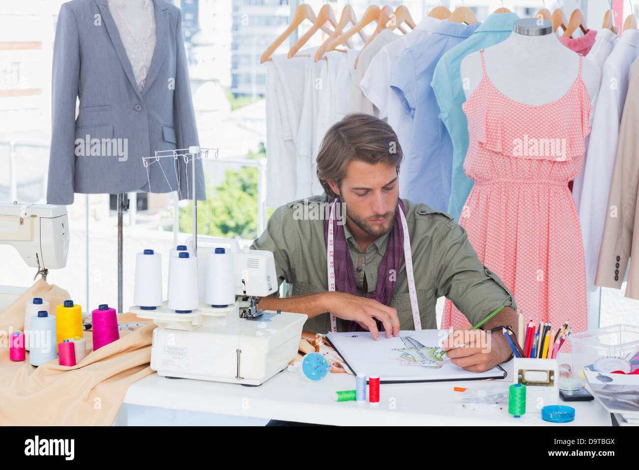 Schöne Mode-Designer zeichnen mit Bleistiften Stockfotografie - Alamy