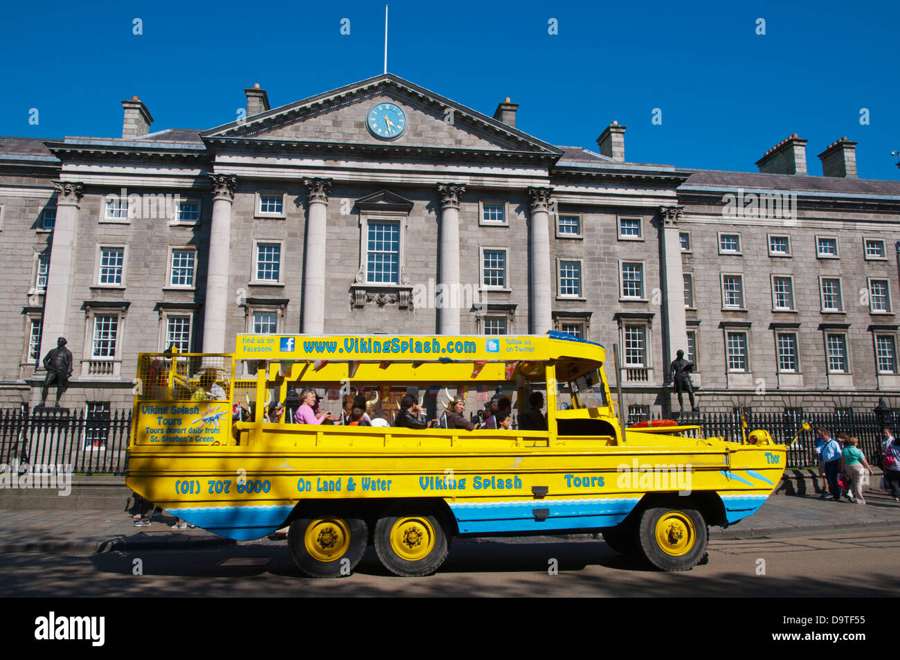 Viking Splash amphibische Tour Bus Boot am College Green vor West Front ...