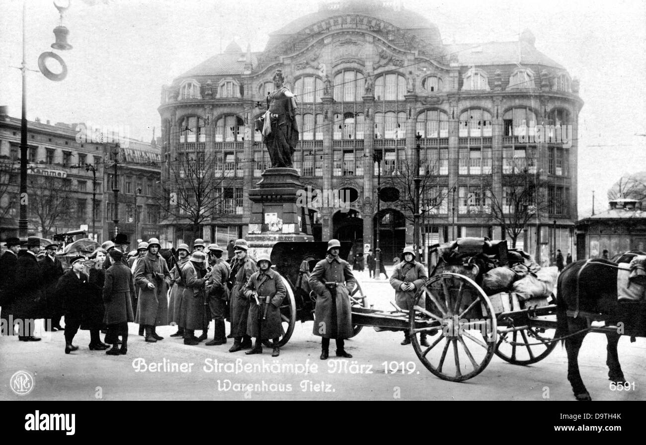 Deutsche Revolution 1918/1919: Soldaten sind im März 1919 vor dem ...