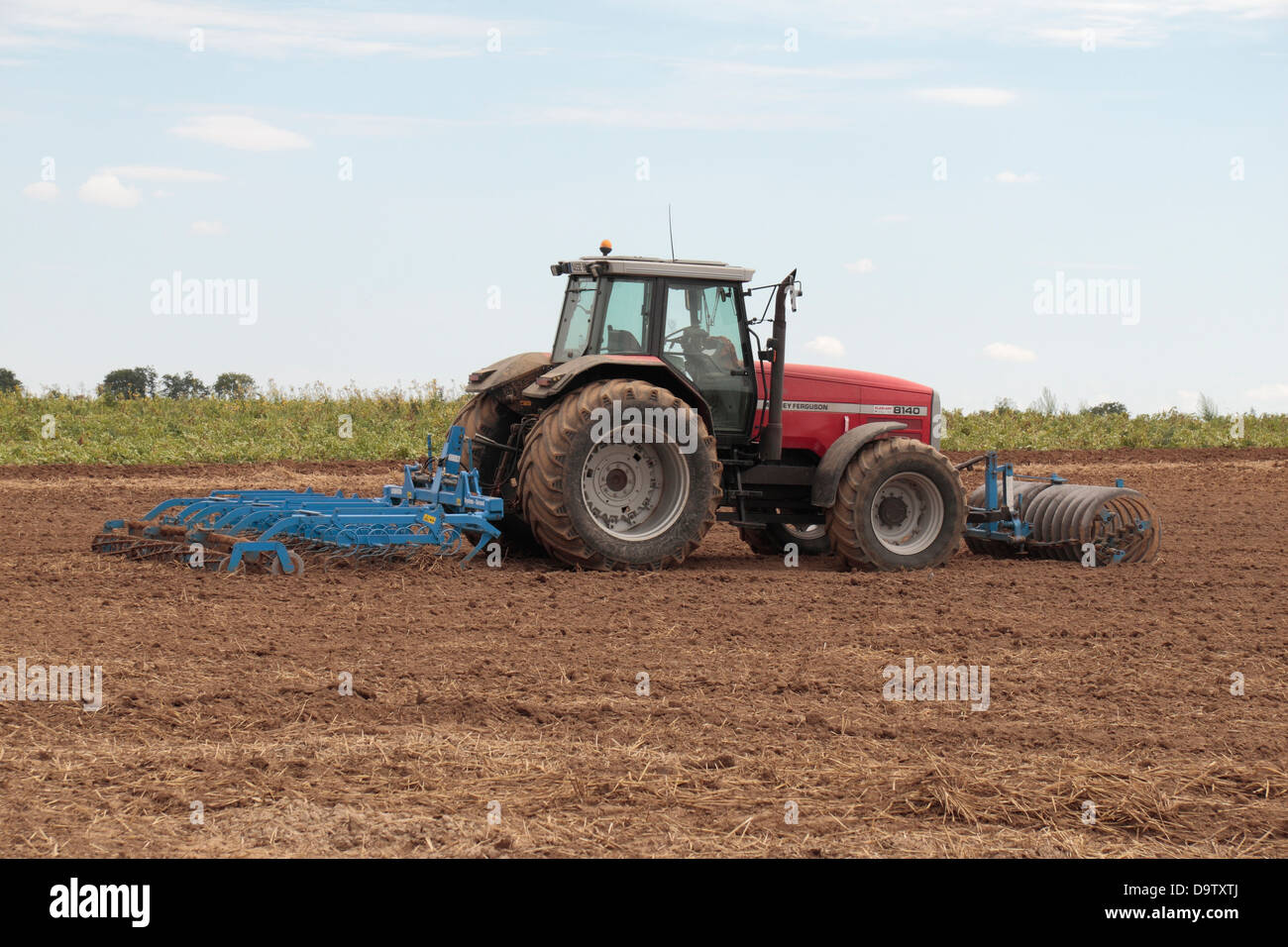 Walze traktor -Fotos und -Bildmaterial in hoher Auflösung – Alamy