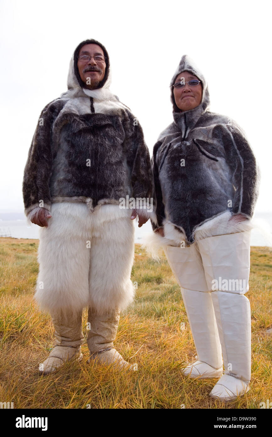 Traditionelle Inuit-Oberbekleidung, handgemacht aus Robbenfellen und ...