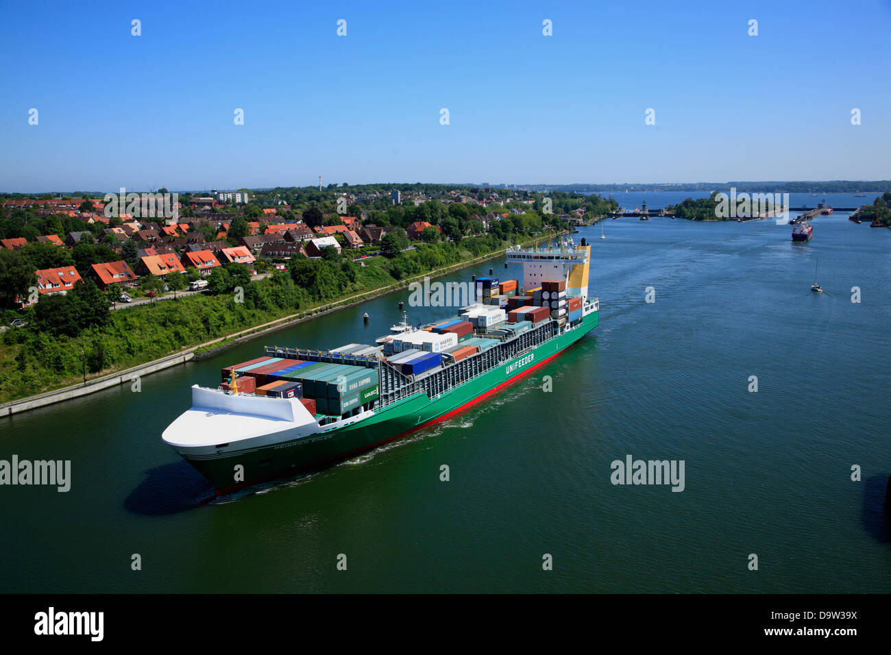 Containerschiff im Nord-Ostsee-Kanal bei Kiel-Holtenau Lock, Kiel, Schleswig-Holstein ...