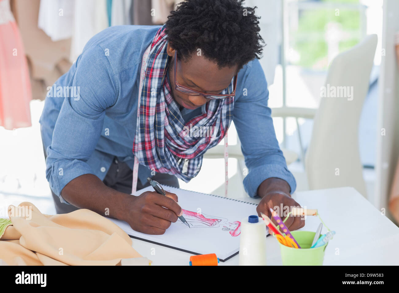 Frau zeichnen -Fotos und -Bildmaterial in hoher Auflösung – Alamy