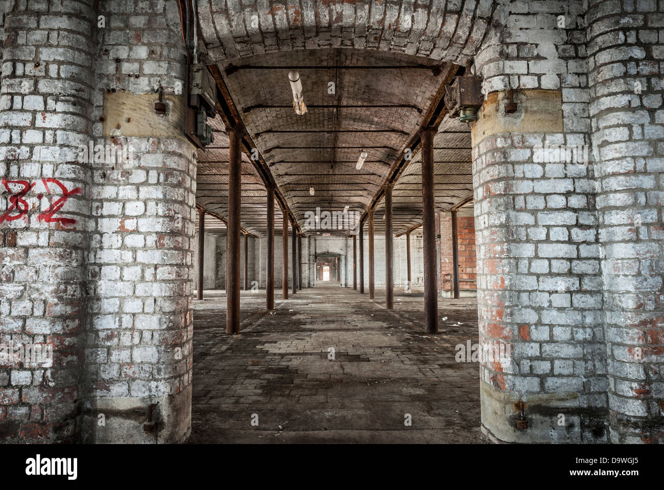 Verlassenen viktorianischen Lagerhaus Interieur mit Rost Eisen Säulen ...