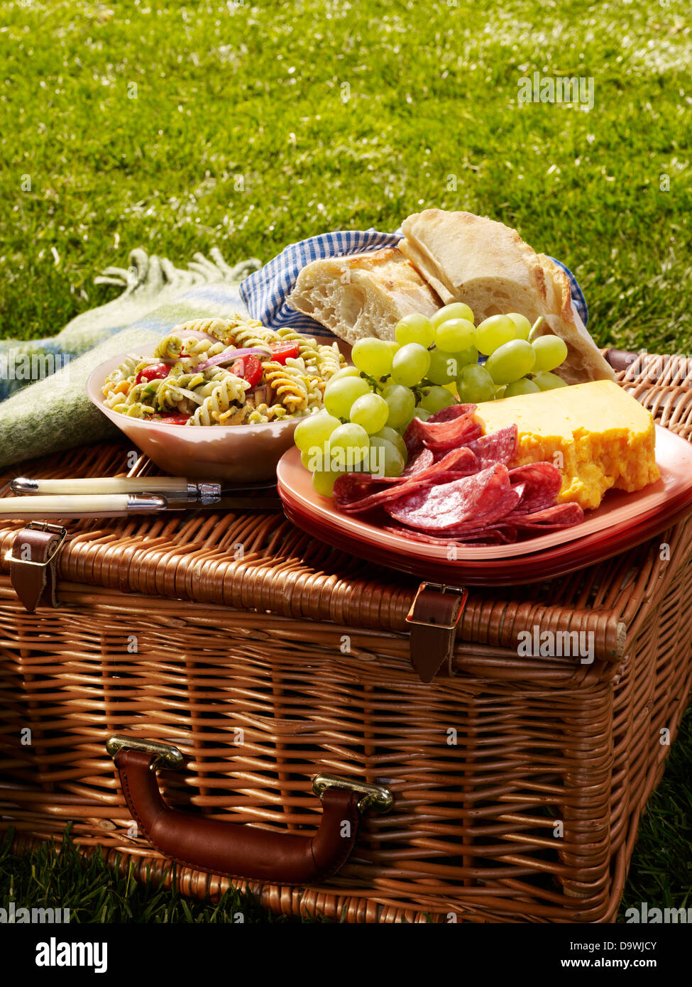 Nudelsalat picknick -Fotos und -Bildmaterial in hoher Auflösung – Alamy