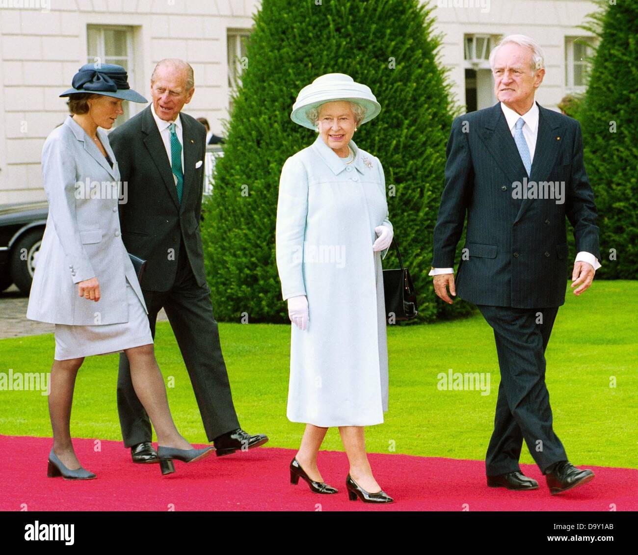Christina Rau, Prinz Philipp, Königin Elizabeth II. und Bundespräsident ...
