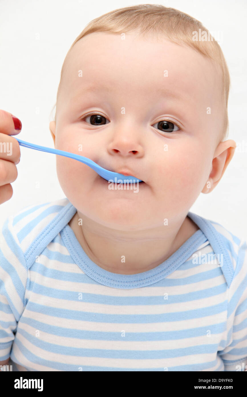 Baby eating -Fotos und -Bildmaterial in hoher Auflösung – Alamy