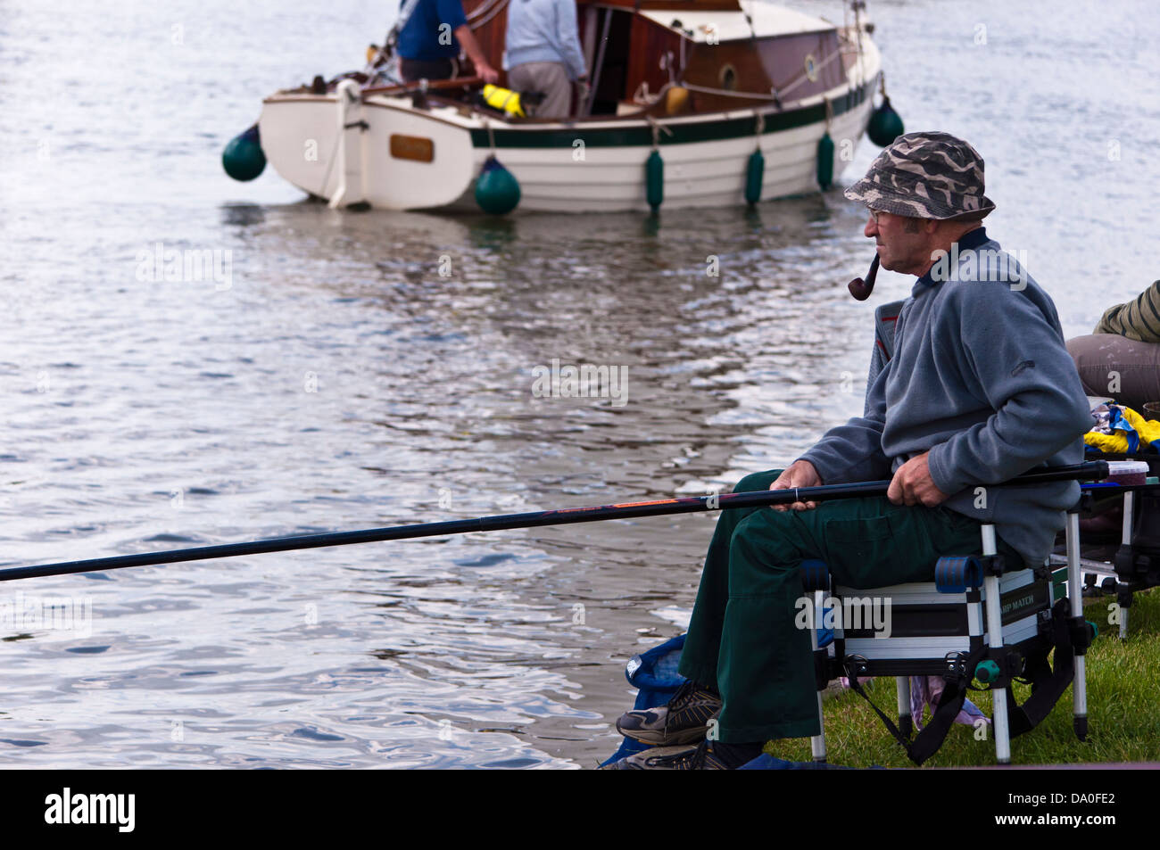 Alte Fischer mit Pfeife Mann Angeln Rentner männlichen Stockfotografie ...
