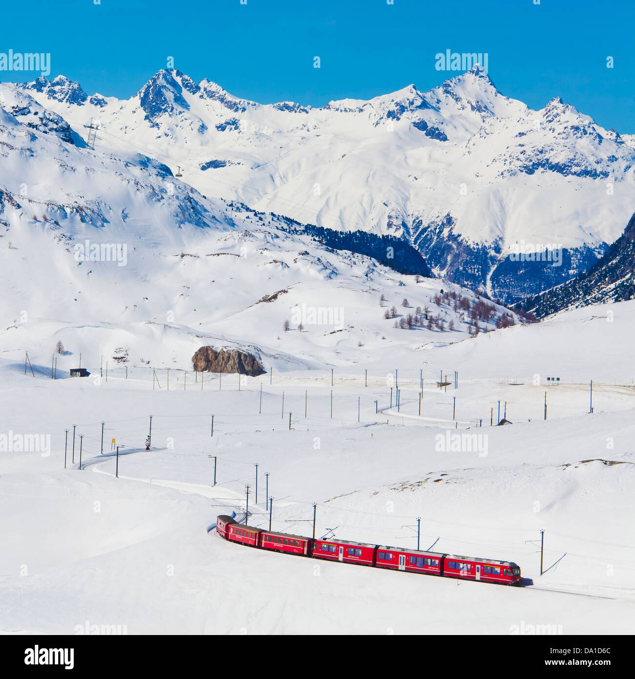 Schweiz, Ansicht der Rhätischen Bahn durch Schnee Stockfotografie - Alamy
