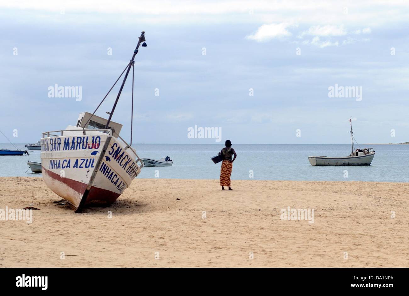 Schiffe und Boote liegen am Strand der Insel Inhaca-Insel in Mosambik ...