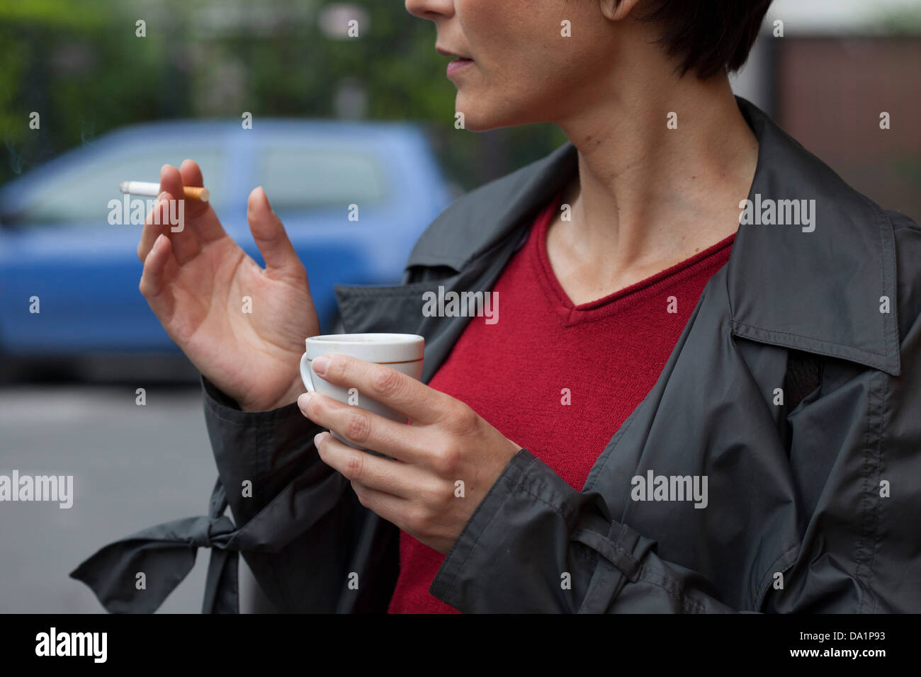 Women smoking at outdoor cafe -Fotos und -Bildmaterial in hoher ...