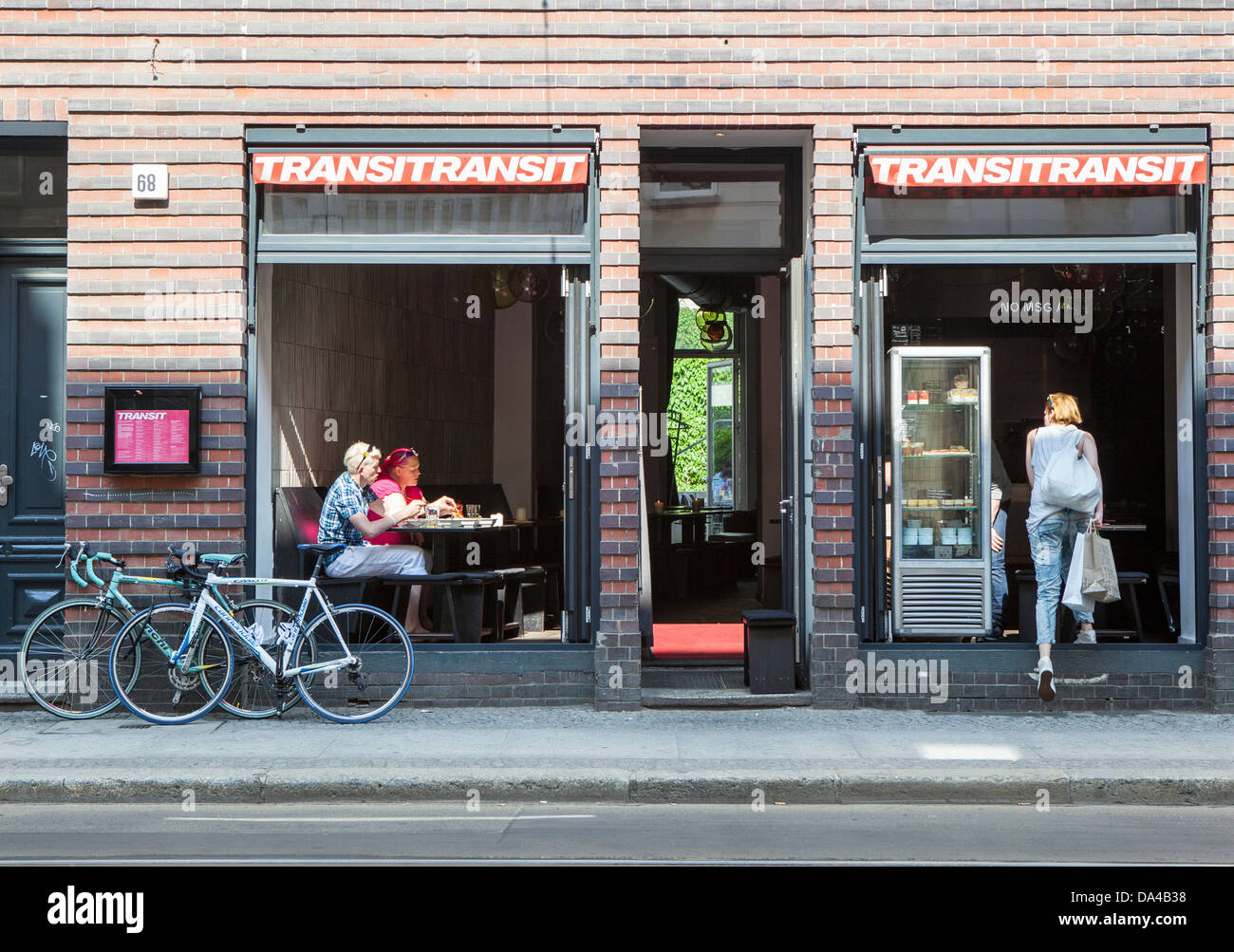 Menschen genießen Sie eine Mahlzeit im Transit Cafe, Rosenthaler Straße ...
