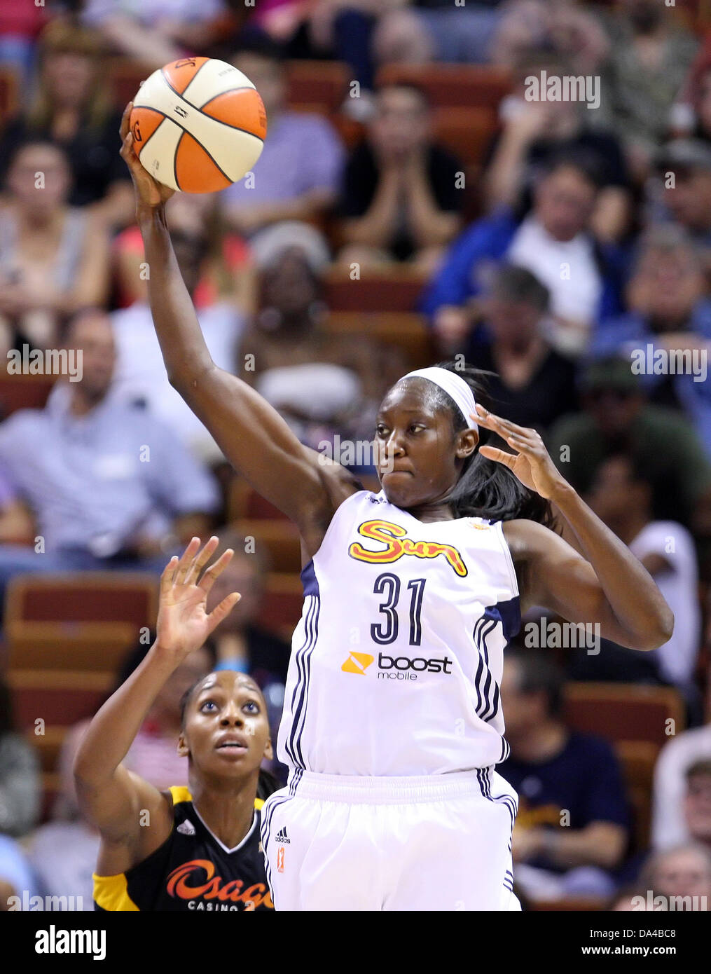 Tina charles -Fotos und -Bildmaterial in hoher Auflösung – Alamy