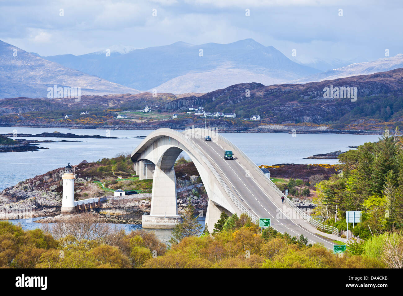 Die Skye-Brücke verbindet das schottische Festland mit der Isle Of Skye ...