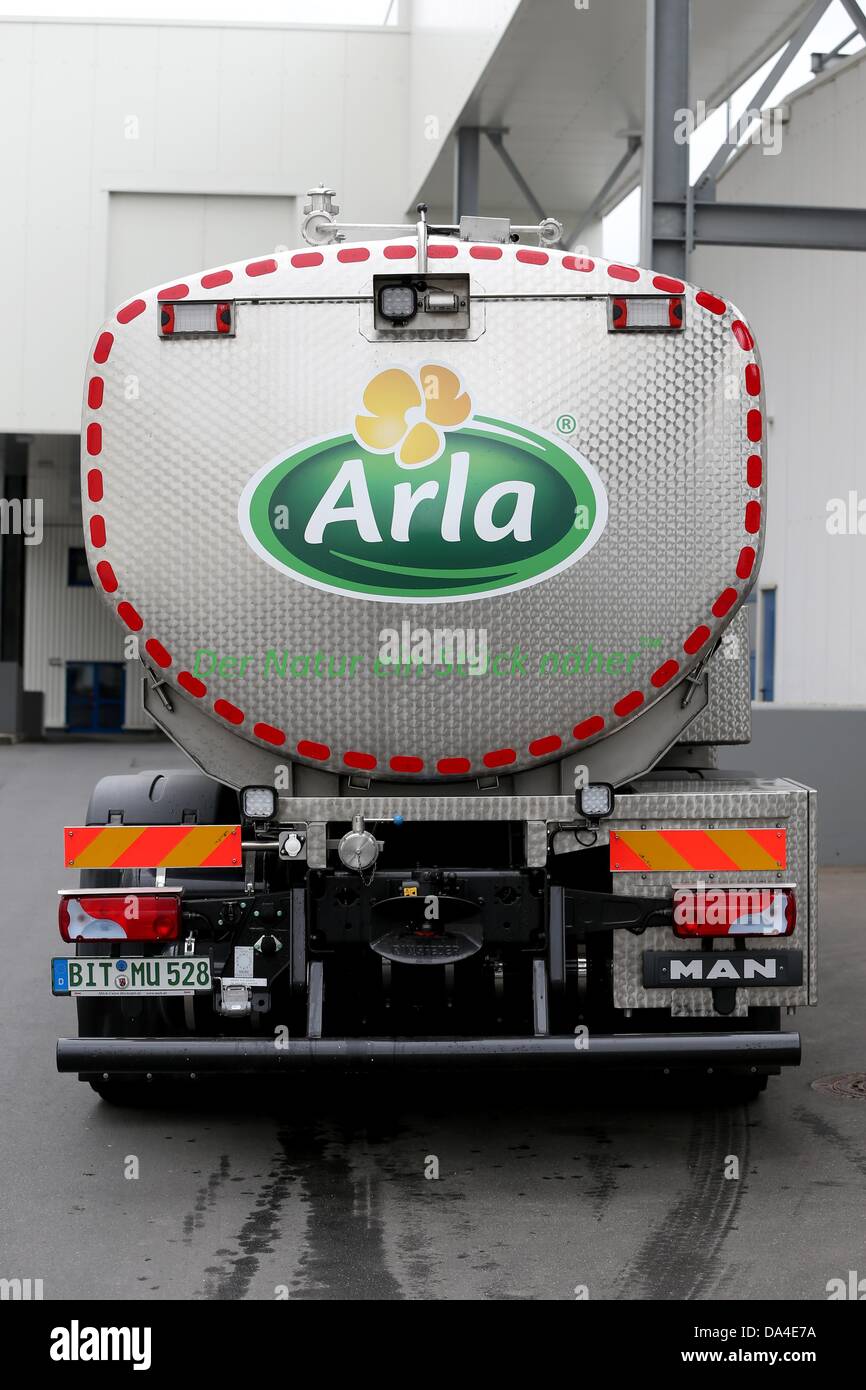 Das Logo der Milcherzeuger Arla ist auf dem Display auf einem Milch-LKW ...