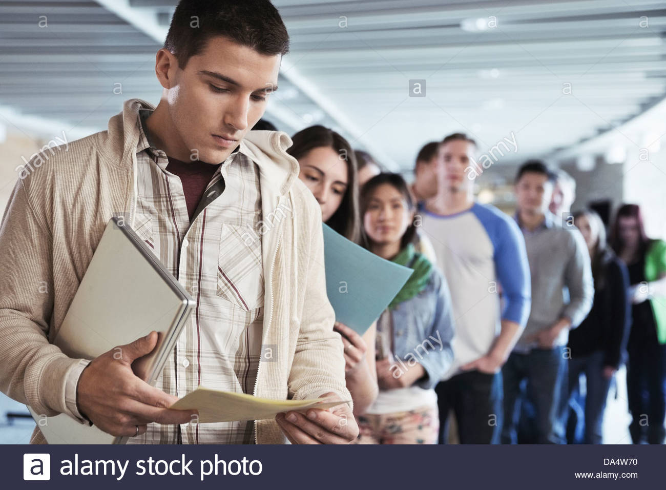 Große Gruppe von Studenten am College Campus anstehen Stockfotografie ...