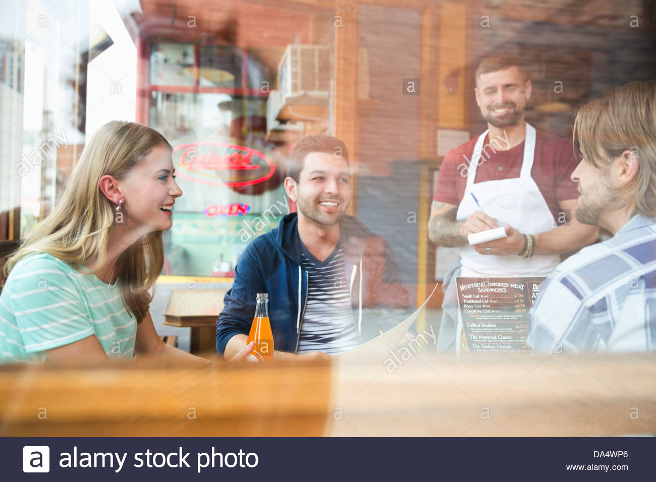 Menschen des essens -Fotos und -Bildmaterial in hoher Auflösung – Alamy