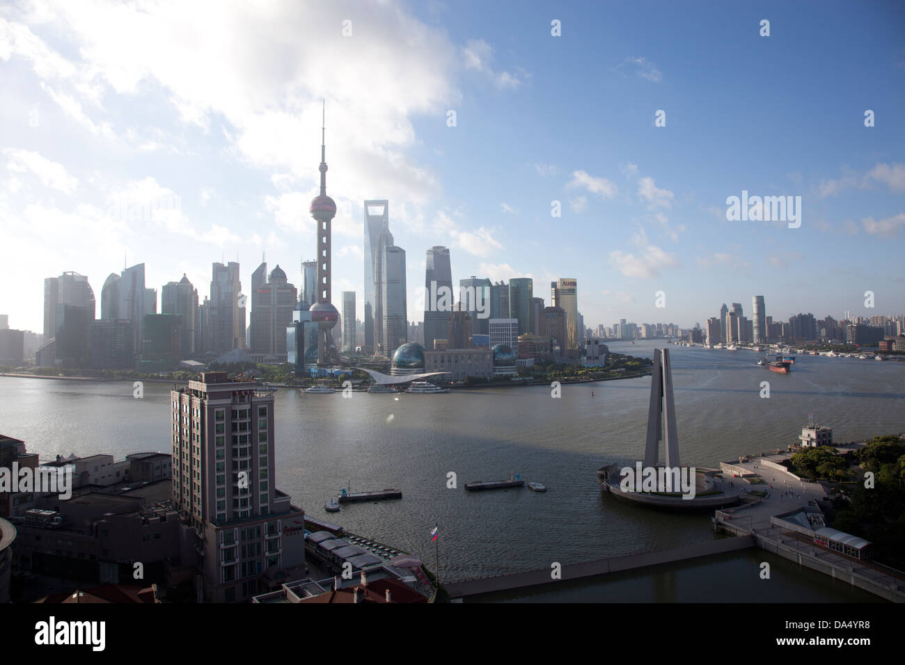 Volksheldendenkmal und orientalischer perlenturm bei sonnenaufgang ...