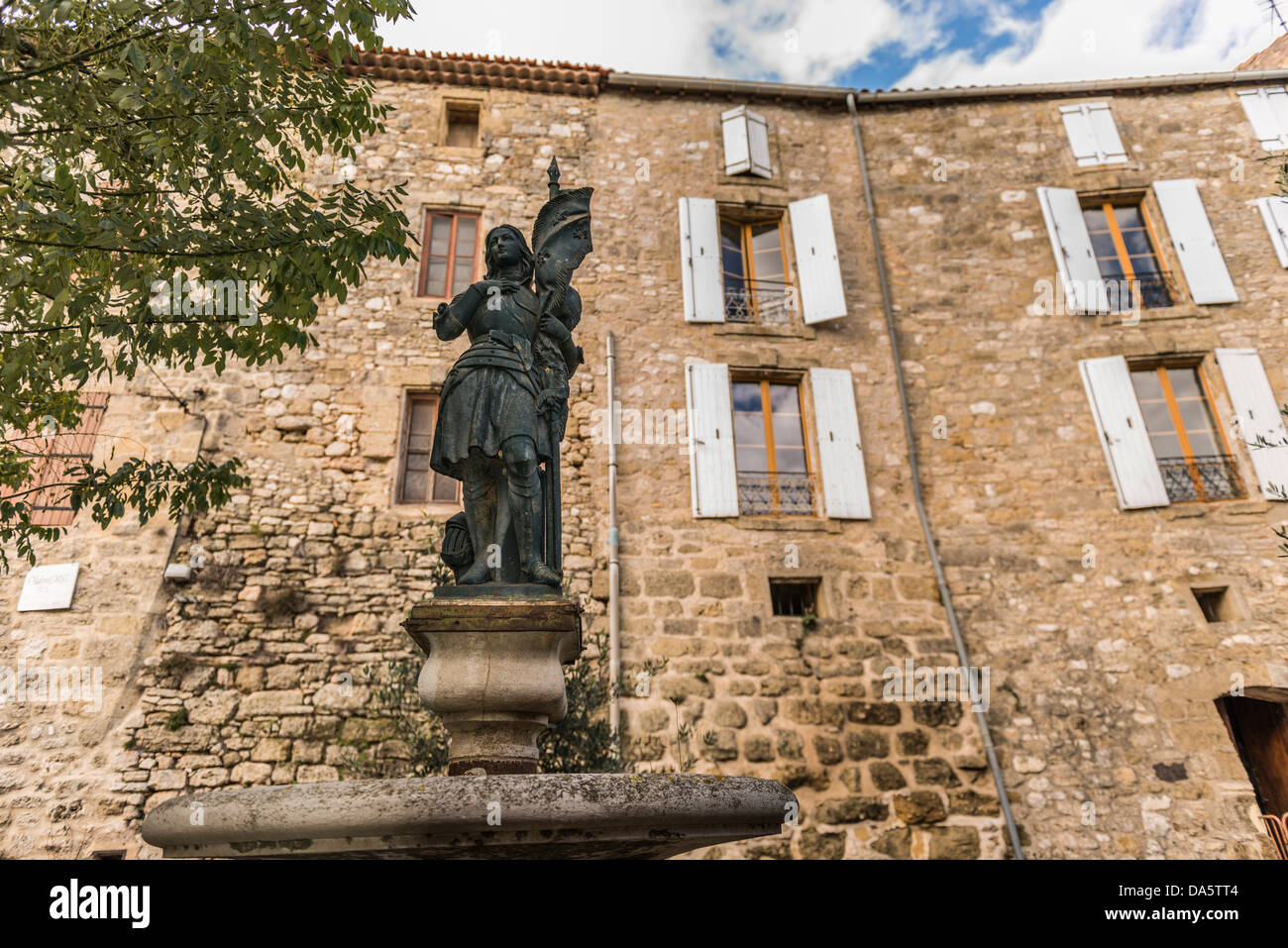 Statue von Jeanne d ' Arc im Dorf St. Pons de Mauchiens, Hérault, Languedoc-Roussillon ...