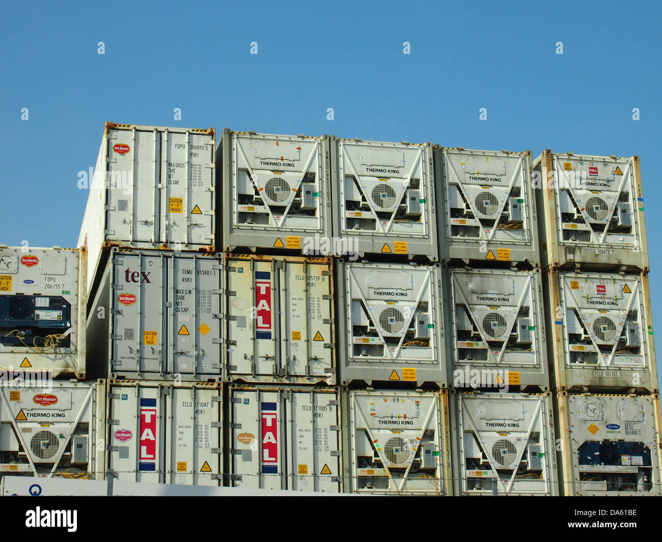 Shipping containers stacked on ship -Fotos und -Bildmaterial in hoher ...