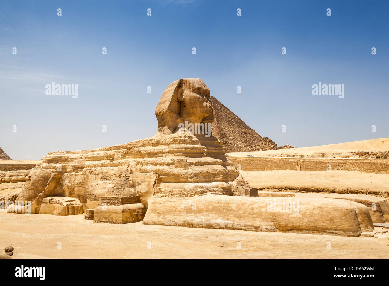 Große Sphinx und Pyramiden von Gizeh, auch bekannt als Pyramide von ...