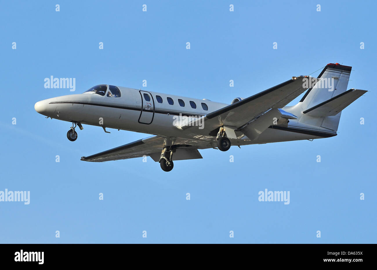 Zweimotoriges business jet flugzeug -Fotos und -Bildmaterial in hoher ...