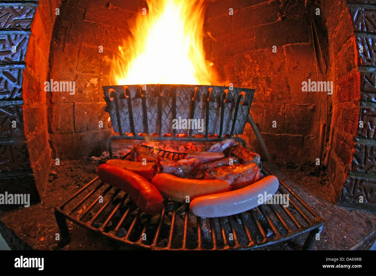 Wurst und Fleisch vom Grill im Kamin zu Hause gekocht Stockfotografie ...