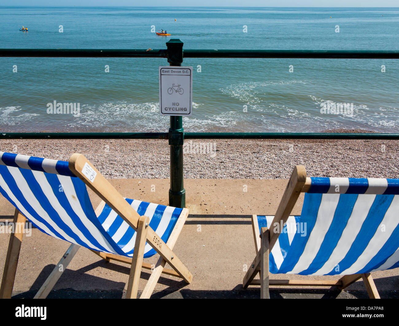 Zwei blaue Liegestühle am Strand von Sidmouth, Devon, England ...