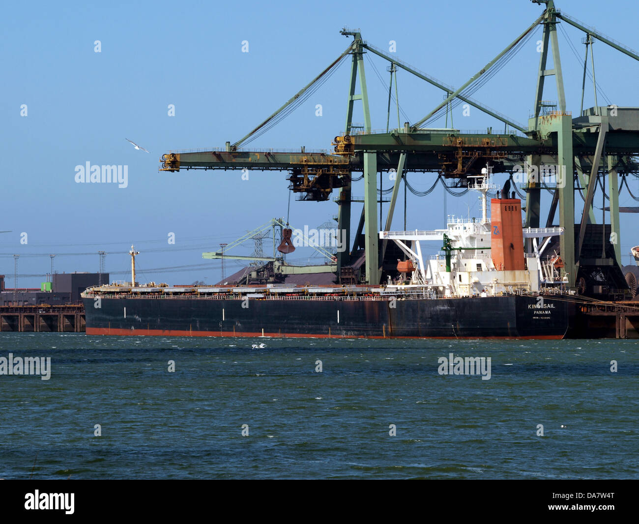 Die „King Sail“ (IMO 9258105) ist ein großes Containerschiff, das unter ...