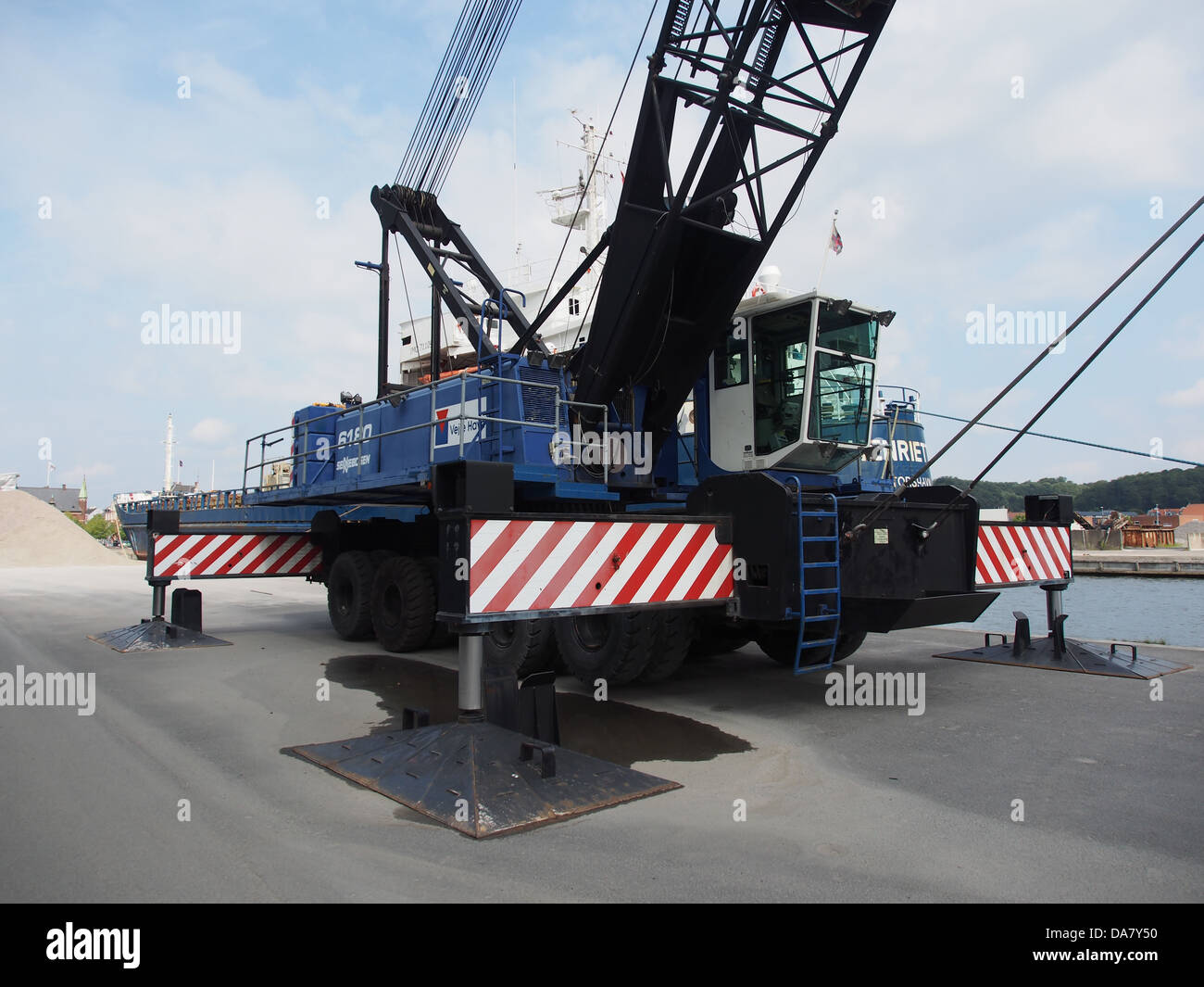 Dieses Bild zeigt einen Sennebogen 6180 Hafenkran im Vejle Harbor in ...