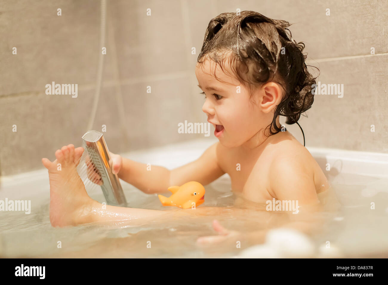Mädchen badezimmer badewanne dusche -Fotos und -Bildmaterial in hoher ...