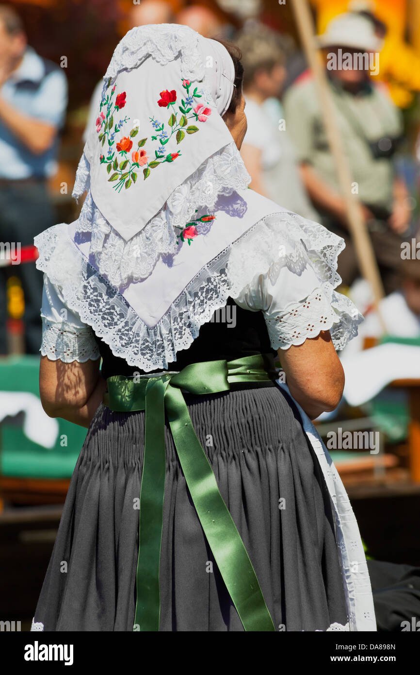 Frau in traditionellen sorbischen Trachten im Spreewald Schützenfest ...