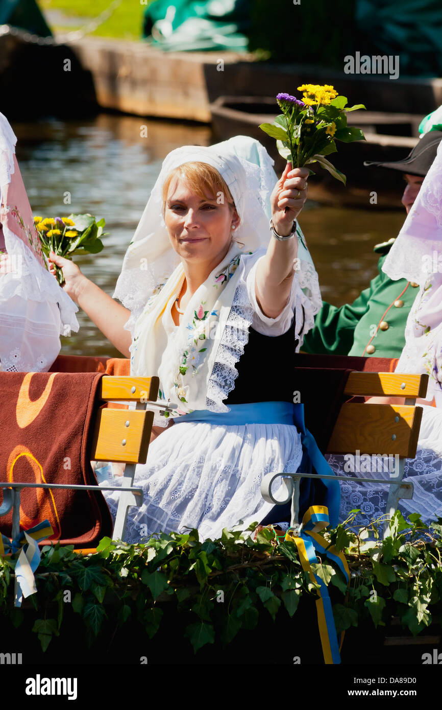 Frauen in sorbischer Tracht während der Spreewald Schützenfest 2013 ...