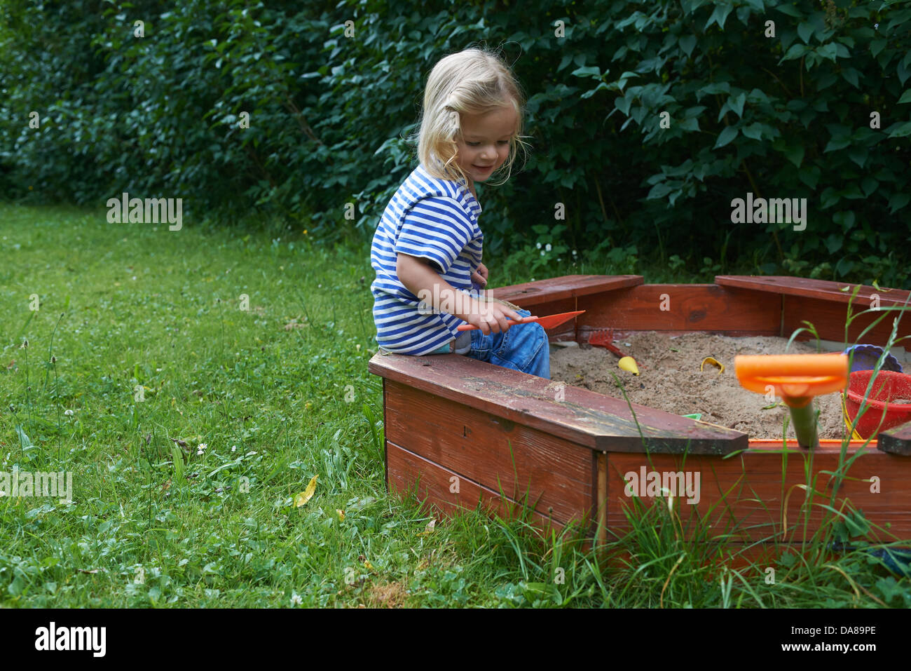 Kinder im sandkasten am spielplatz -Fotos und -Bildmaterial in hoher ...