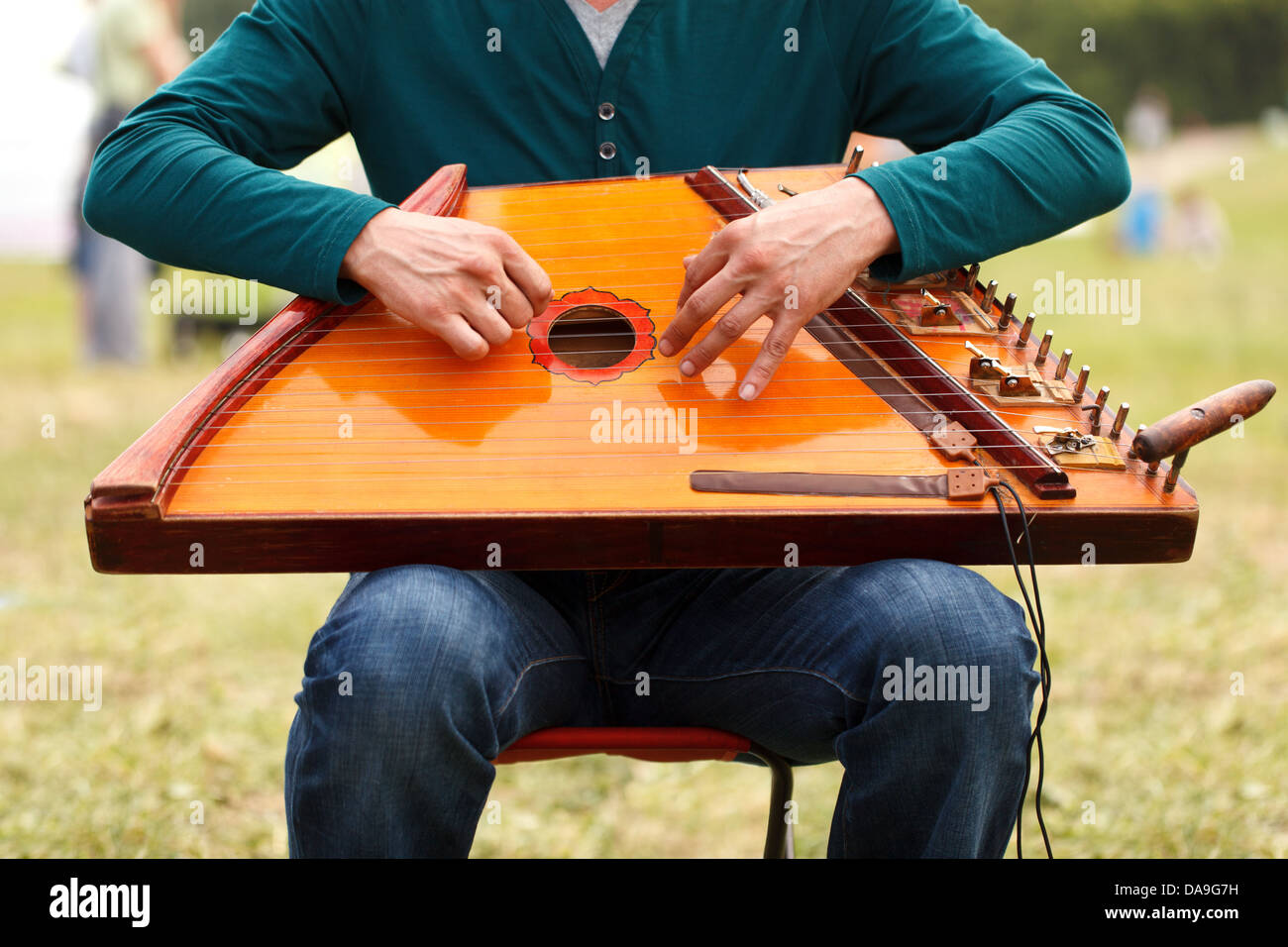 Volksmusiker spielen gusli Stockfotografie - Alamy