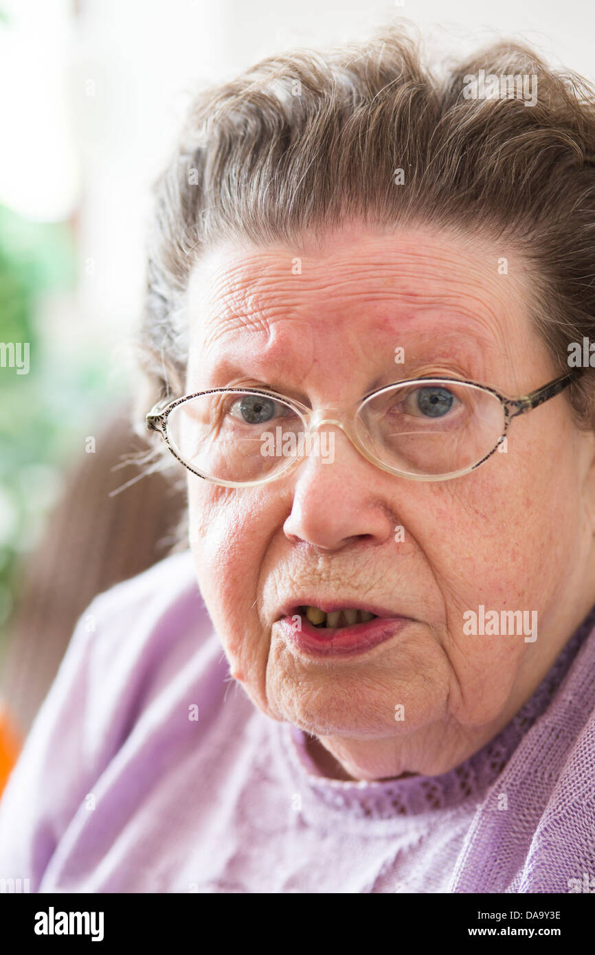 Alte Frau mit Demenz im fortgeschrittenen Stadium, W91, Deutschland ...