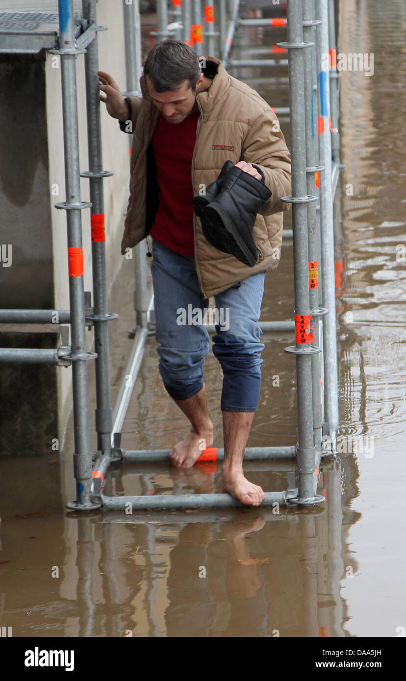 Barefoot in snow -Fotos und -Bildmaterial in hoher Auflösung – Alamy