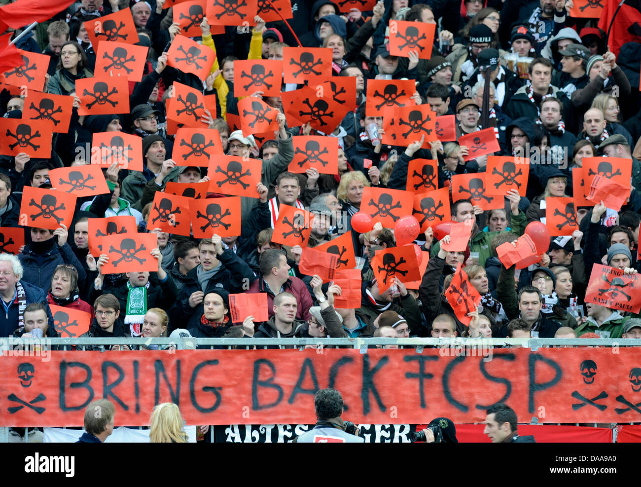 Fc st. pauli fans -Fotos und -Bildmaterial in hoher Auflösung - Seite 2 ...