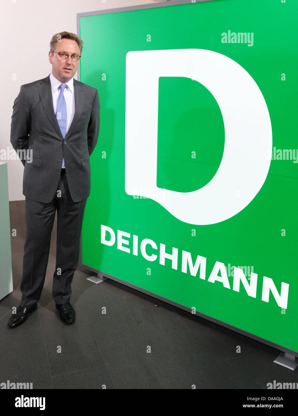 Deichmann-Chef Heinrich Deichmann präsentiert neues Logo der ...