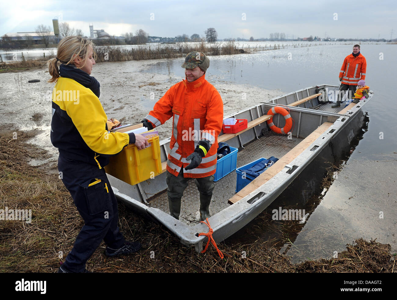 Eine Briefträgerin steigt in ein Boot mit Buchstaben zu bringen, um das ...