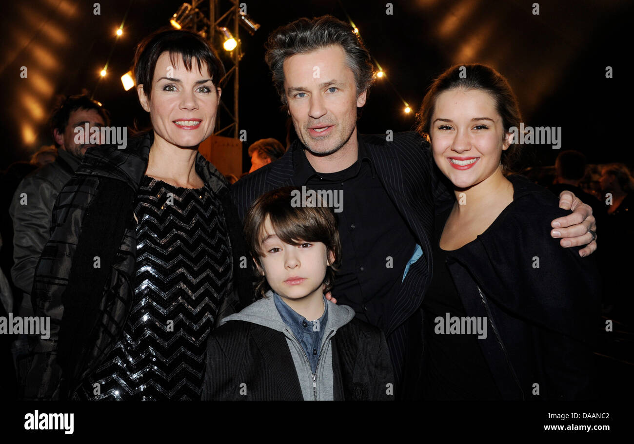 Nicola tiggeler premiere -Fotos und -Bildmaterial in hoher Auflösung ...