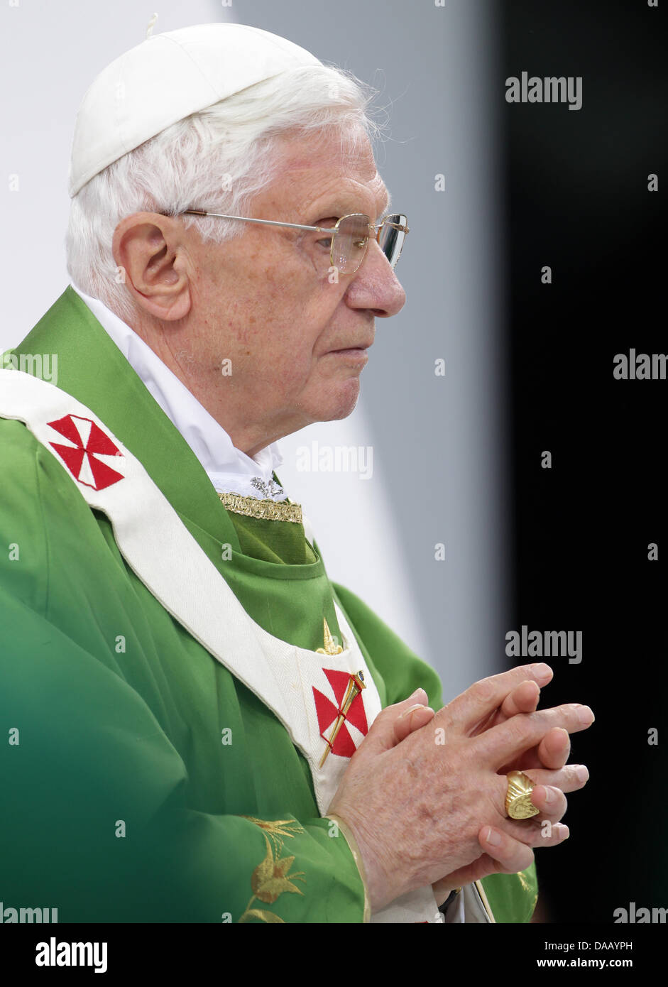 Papst Benedikt XVI.-Papst Benedict XVI. feiert Messe im Olympiastadion ...