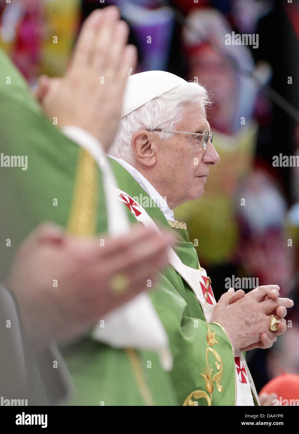 Papst Benedikt XVI.-Papst Benedict XVI. feiert Messe im Olympiastadion ...
