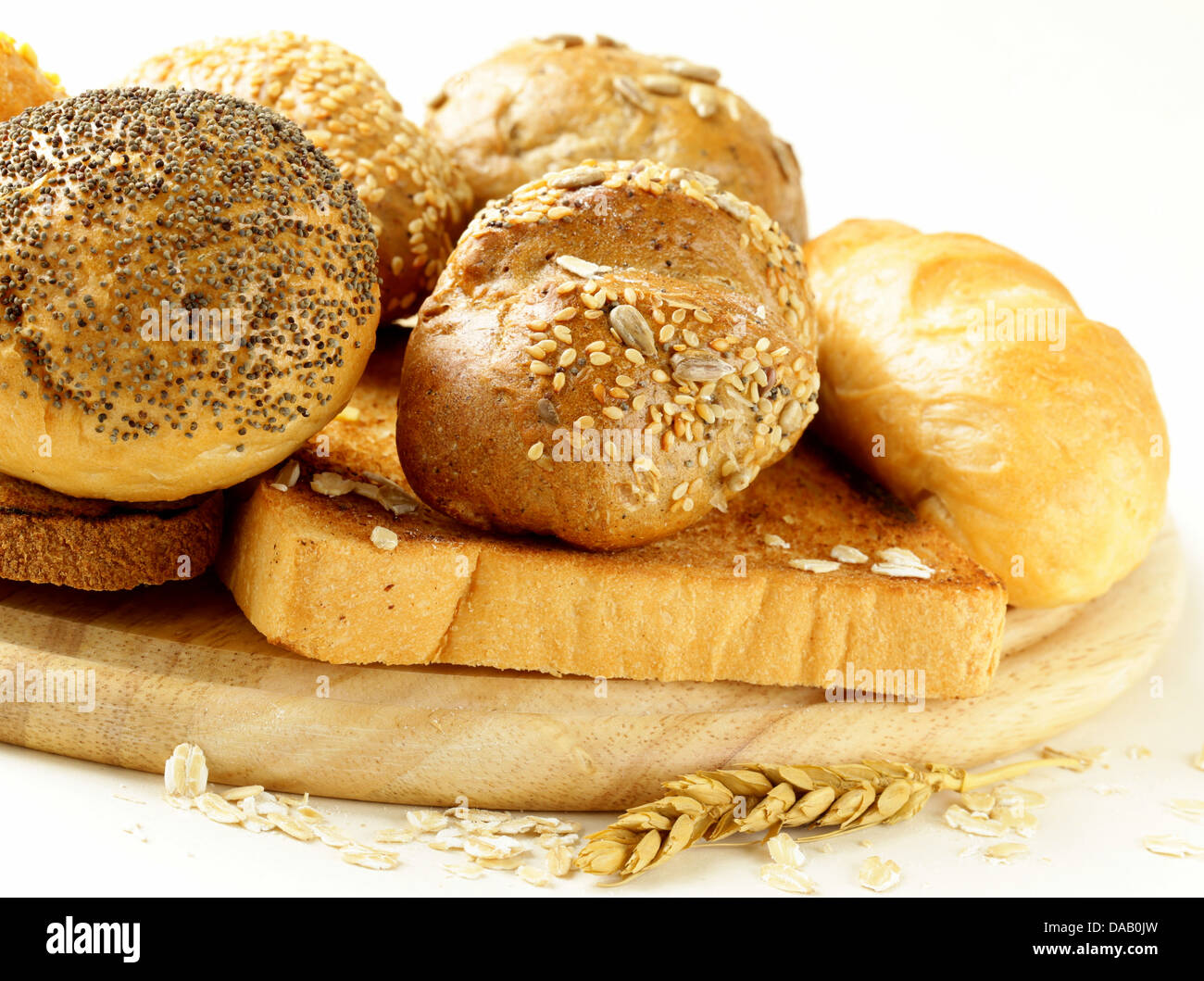 verschiedene Sorten Brot (Roggenbrot, weißes Brot, Brötchen ...