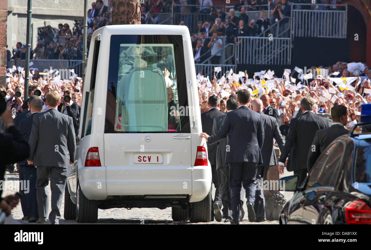 Papst Benedict XVI kommt in seinem Papamobil am Münster in Freiburg ...